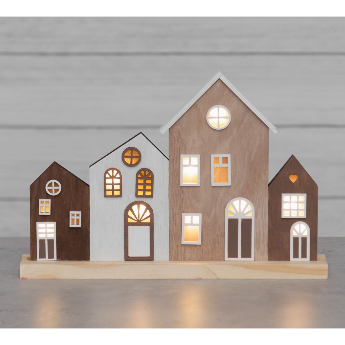 4 Hus i gate, silhuett med 9 LED-lys - Jul - Outletbutikken.no